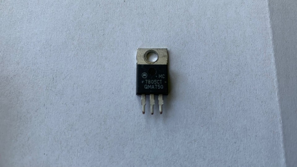 LM7805 MC7805 UA7805 Voltage Regulator 5V 1A TO-220 - Motorola, TI, and ...