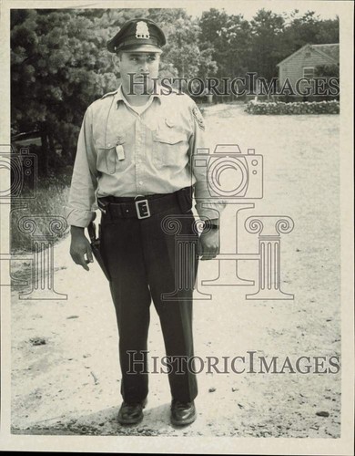 1967 Press Photo Patrolman George Fratus stands where plane crashed in ...