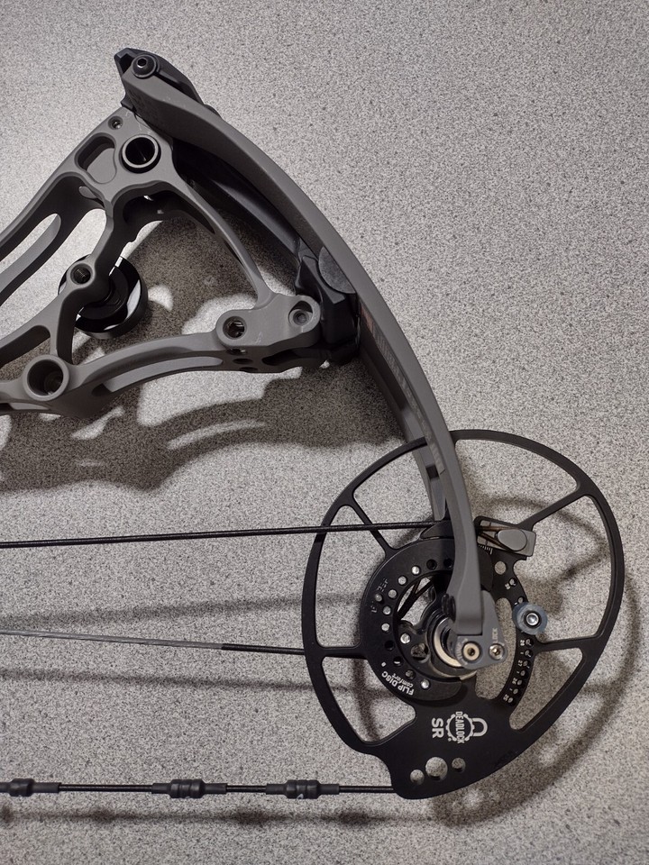 BOWTECH CORE SR COMPOUND BOW...RIGHT HAND... DARK SLATE | eBay