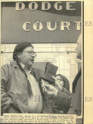 1976 Press Photo Michael Sturdevant talks to reporters outside Dodge ...