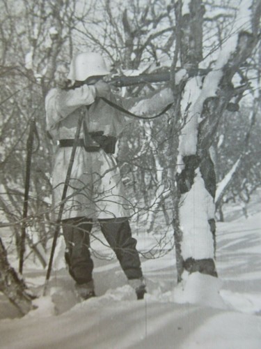 Foto deutscher Soldat weiß getarnter Helm / Schneehemd Karabiner 98 im ...