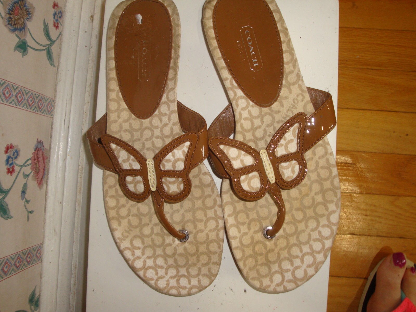 FAB COACH CUTE PETRA BUTTERFLY THEME THONG SANDALS SZ… - Gem
