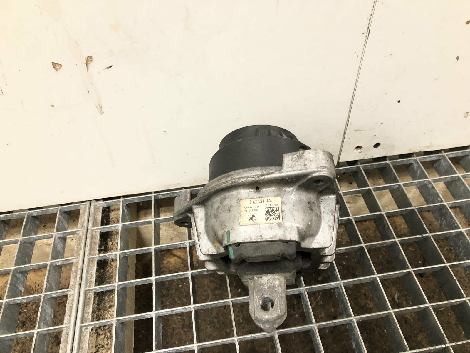 BMW 7 F01 F02 750 xDrive Right Side Engine Mount 4.4 Petrol 298kw 2011 ...