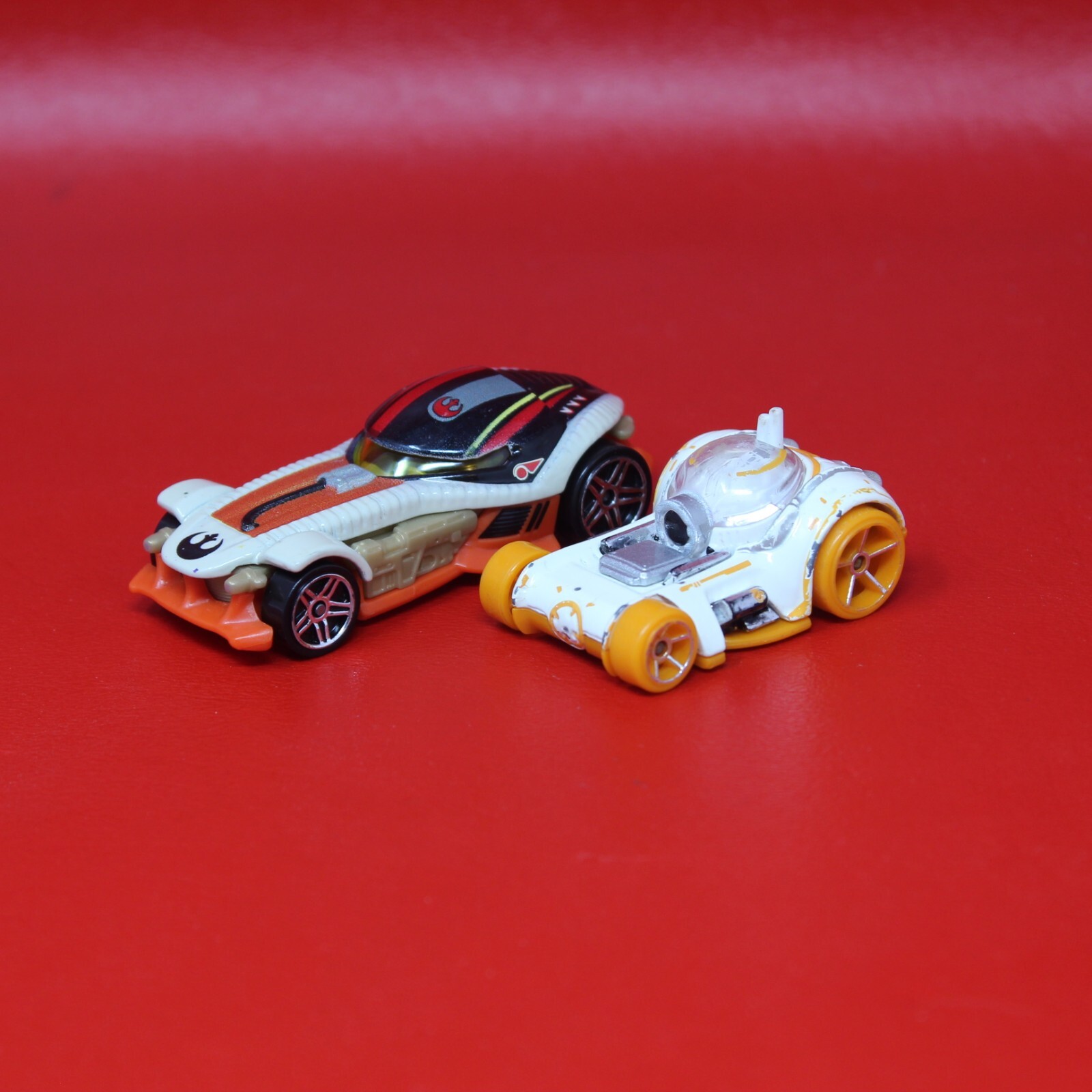 2 2016 Hot Wheels Poe Dameron + BB8 White HW Star Wars Character Cars 1 ...