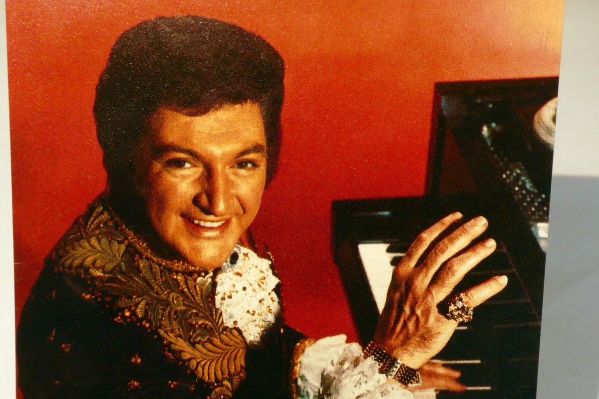 Liberace Jewelry Collection Magnificent Large Brooch From Liberace