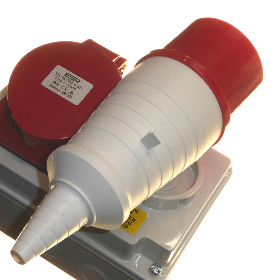 32A Interlocked Switched Socket and 32 Amp Plug 5 Pin 380 - 415v 3P+N+E ...