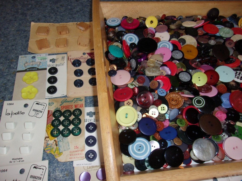 LARGE LOT OF VINTAGE BUTTONS ALMOST 4 LBS SOME ON CARDS NEW & USED | eBay
