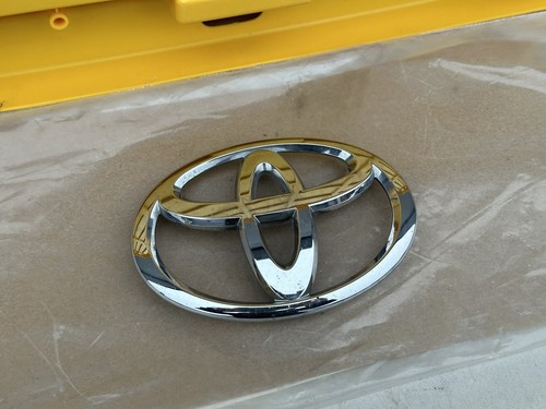 2011-2013 Toyota Highlander 2012-2014 Camry Grille Emblem Logo OEM ...