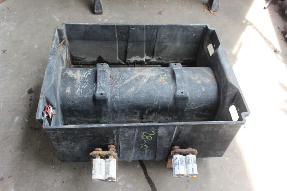 2000 FREIGHTLINER FLC112 BATTERY BOX | eBay