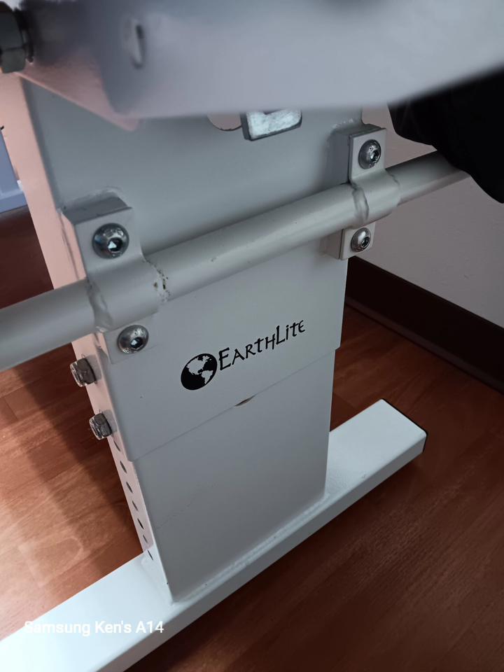 massage table, good condition. top cover has minor surface cracking ...