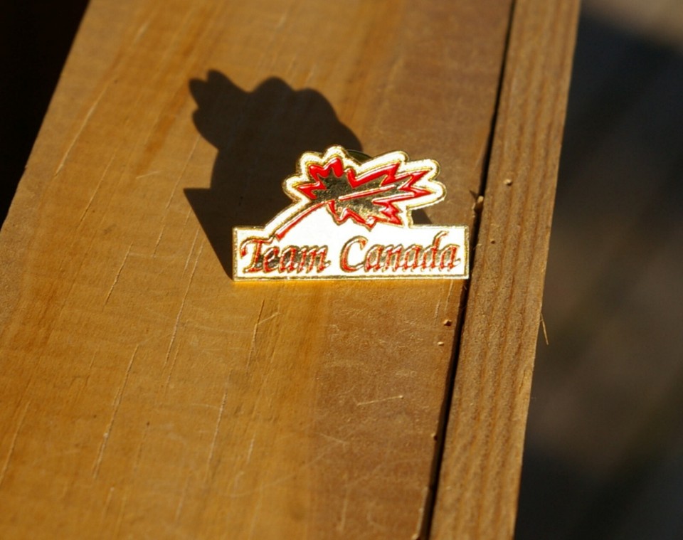 Team Canada Maple Leaf Logo Hockey Gold Tone Metal & Red Enamel Pin ...