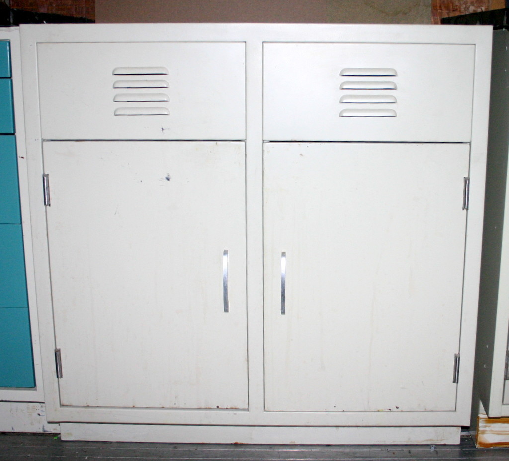 HAMILTON KEWAUNEE LABORATORY SINK BASE CABINETS & EPOXY SINKS, 21 FEET ...