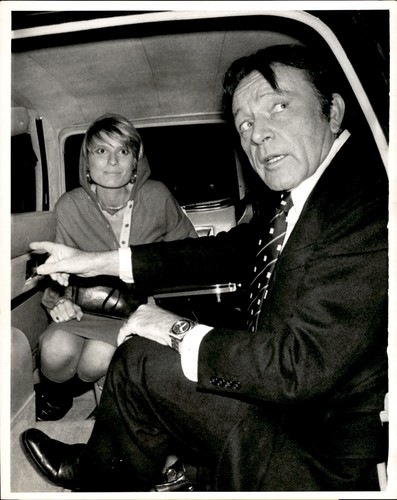 BR8 1976 Original Photo RICHARD BURTON SUZY MILLER Handsome Actor ...