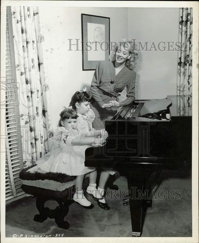Press Photo Columbia actress Penny Singleton sings with her daughters ...