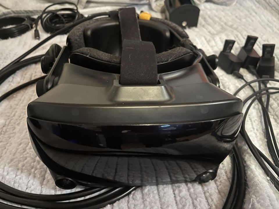 Valve Index With 3 Vive 3.0 Trackers And 2 Valve 2.0 Base Stations | eBay