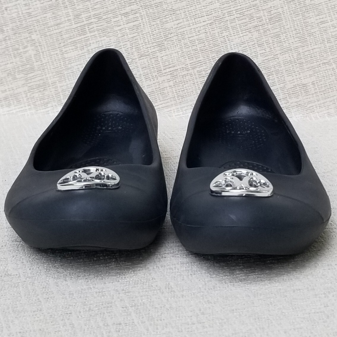 CROCS Women's Gianna Silver Medallion Black Flats Sz … - Gem