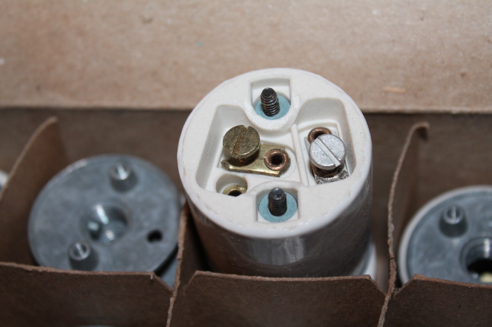 NEW OLD STOCK Leviton Box of 10 Porcelain Keyless Lampholder Sockets ...