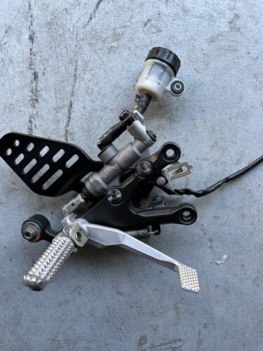 17-20 YAMAHA YZF R6 OEM RIGHT REARSET REAR SET DRIVER FOOT PEG | eBay