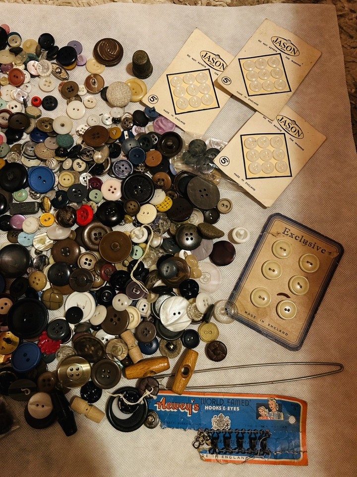 JOB LOT VINTAGE / RETRO BUTTONS VARIOUS SIZES AND STYLES | eBay UK