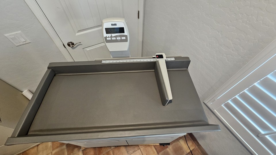 Midmark 640 Pediatric Examination Exam Table with Scale | eBay