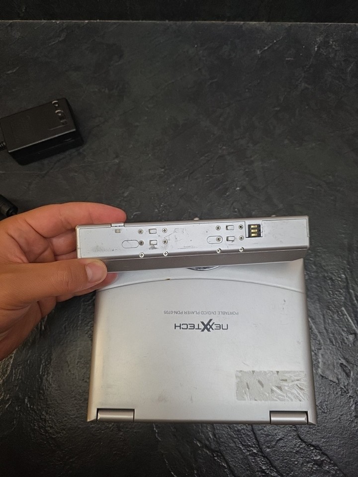 NexxTech PDN-0705 Silver Portable DVD/CD Player with 7-Inches TFT LCD ...