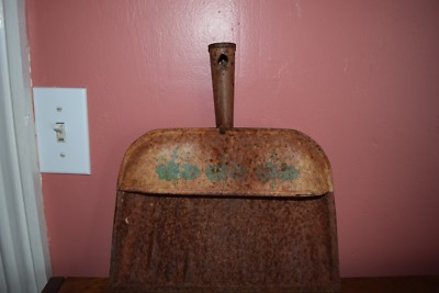 VINTAGE MID CENTURY RUSTY DUST PAN~REPURPOSE~GREEN CLOVERS | eBay