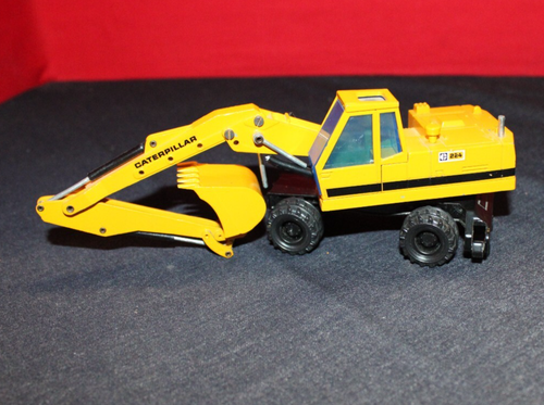 Broken Caterpillar Cat 224 Wheeled Excavator - NZG 1:50 Scale Diecast ...