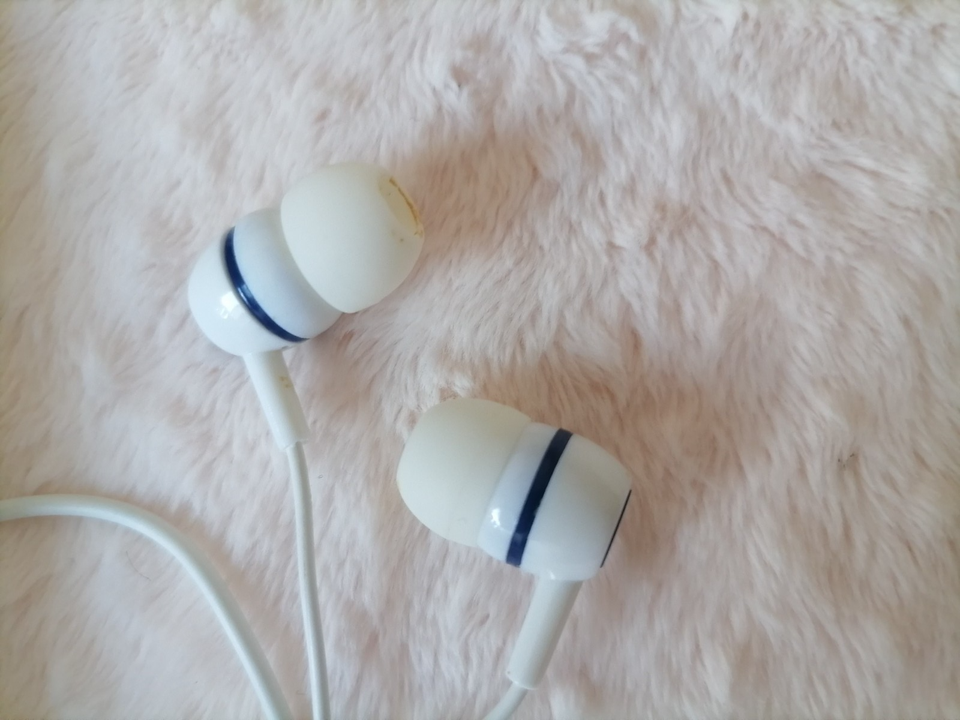 Jet Blue in ear earphones (white) with case | eBay UK