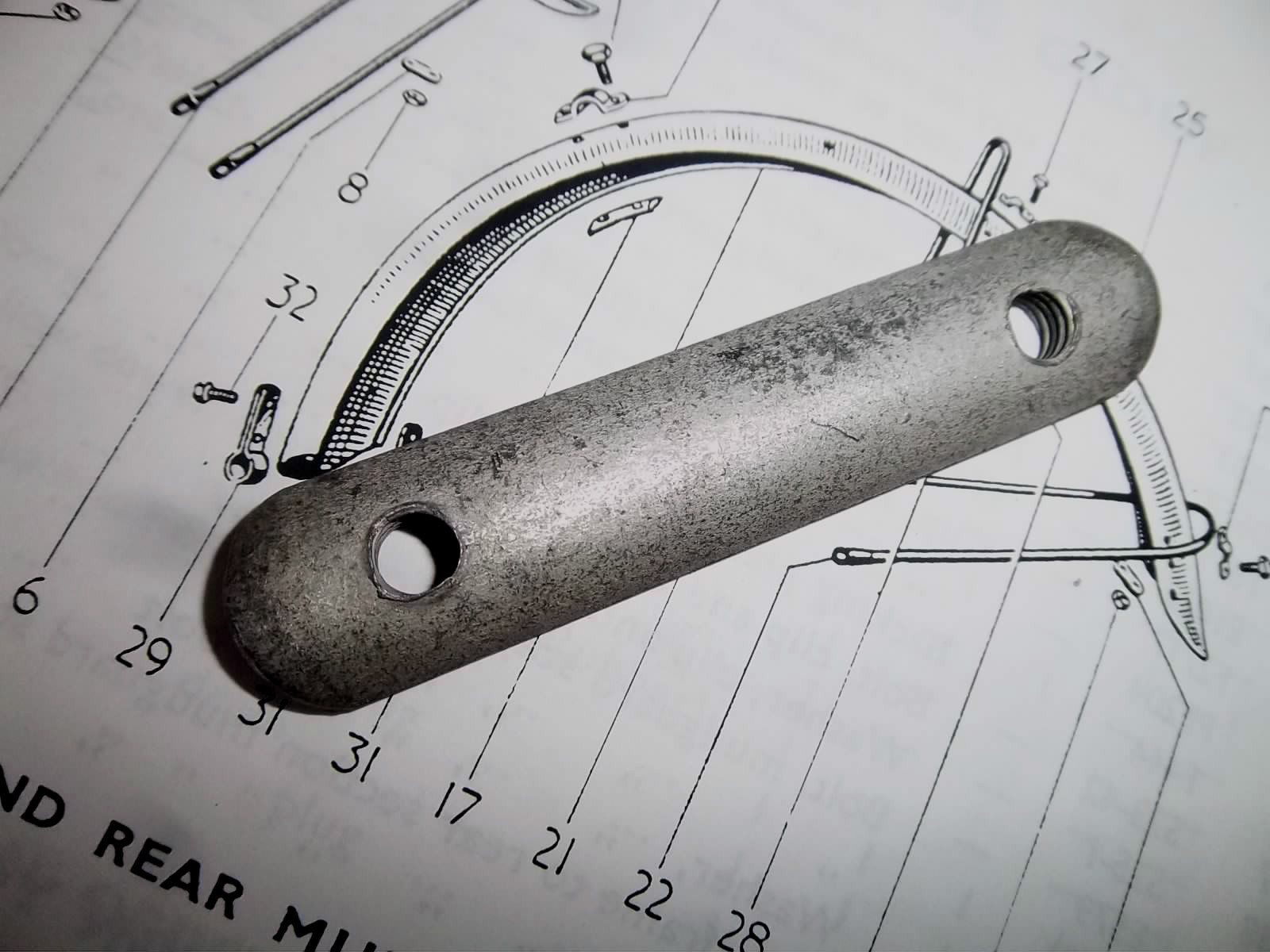 TRIUMPH PRE-UNIT RIGID REAR MUDGUARD MTG CLIP BACK PLATE TRW 48-54 82 ...