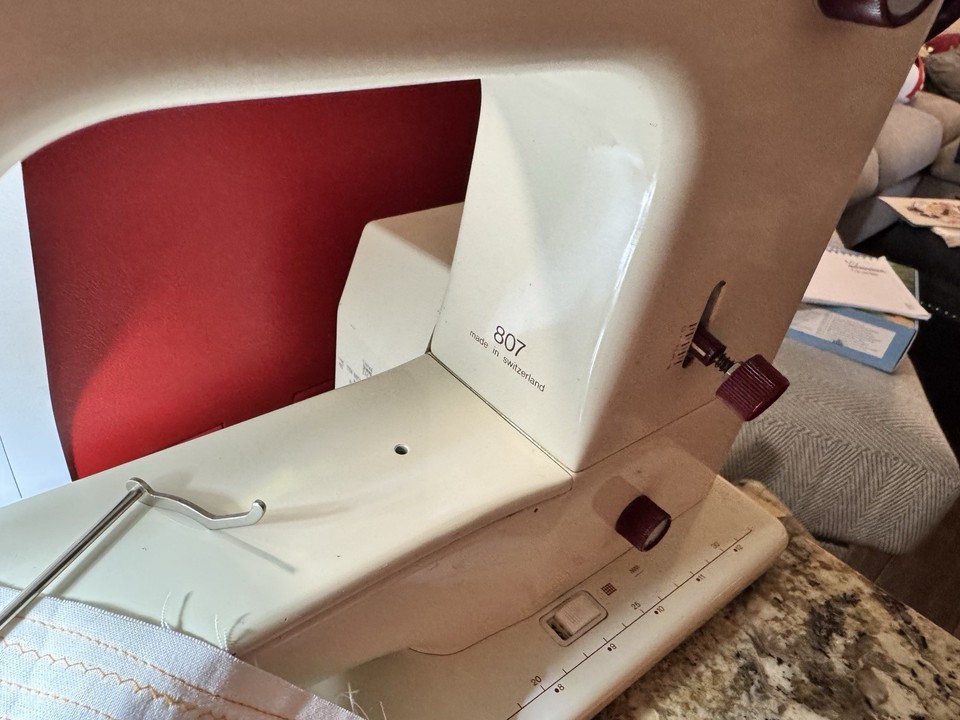 BERNINA 807 Minimatic Sewimg Machine W/ case & Accessories And Foot ...