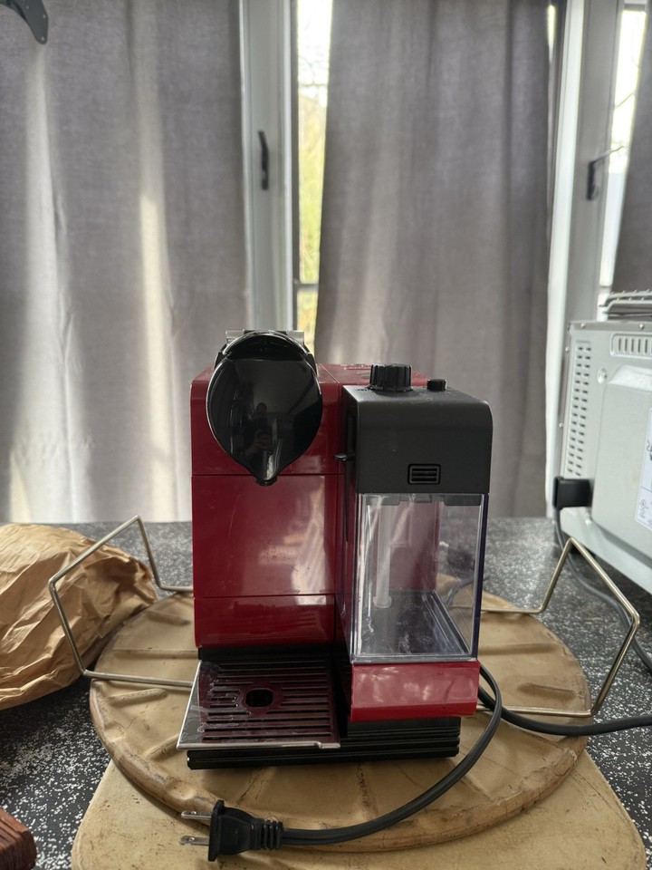 DeLonghi RED Nespresso Lattissima + Latte, Cappuccino &Espresso Machine ...