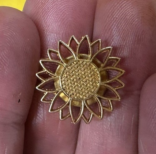 GOLD TONE DAISY PIN BADGE COLLECTABLE PIN | eBay UK
