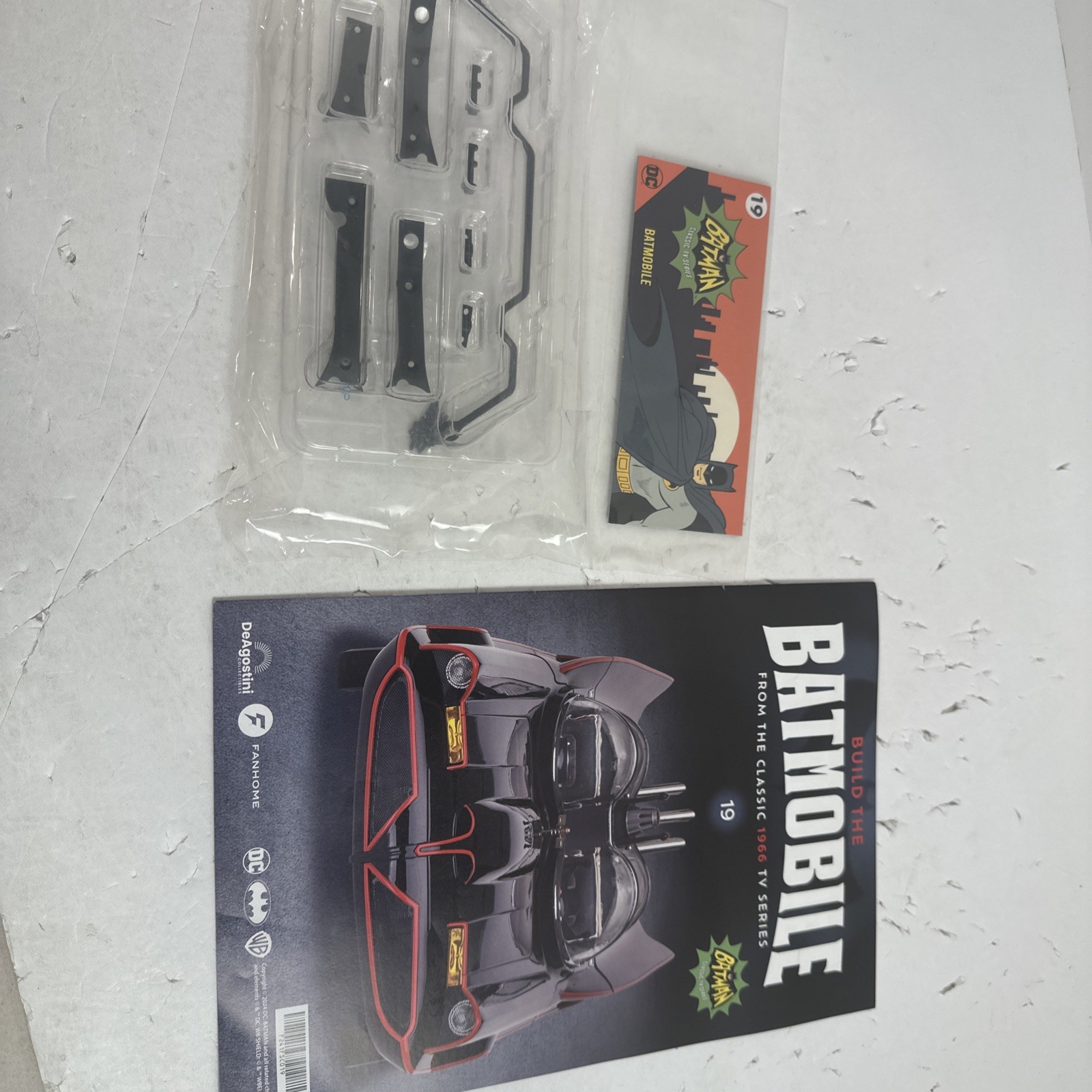 ISSUE 19 FANHOME BUILD THE 1996 BATMOBILE TV SERIES BATMAN CAR 1/8 ...