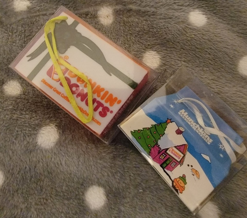 PAiR Of dUNkiN dONUtS ViNtAGE ChRiStMAS tREE ORNAMENtS dOZEN & MUNChkiN ...