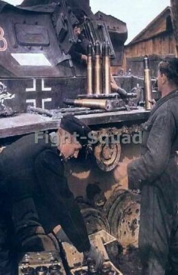 WW2 Picture Photo German tank crews Wehrmacht loaded shells in PzKpfw ...