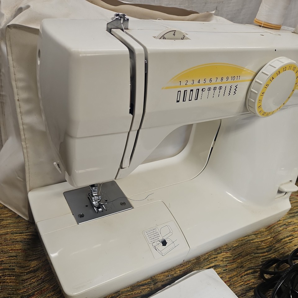 Vintage E&R Classic EC21 RS2000 Series Sewing Machine with Foot Pedal ...