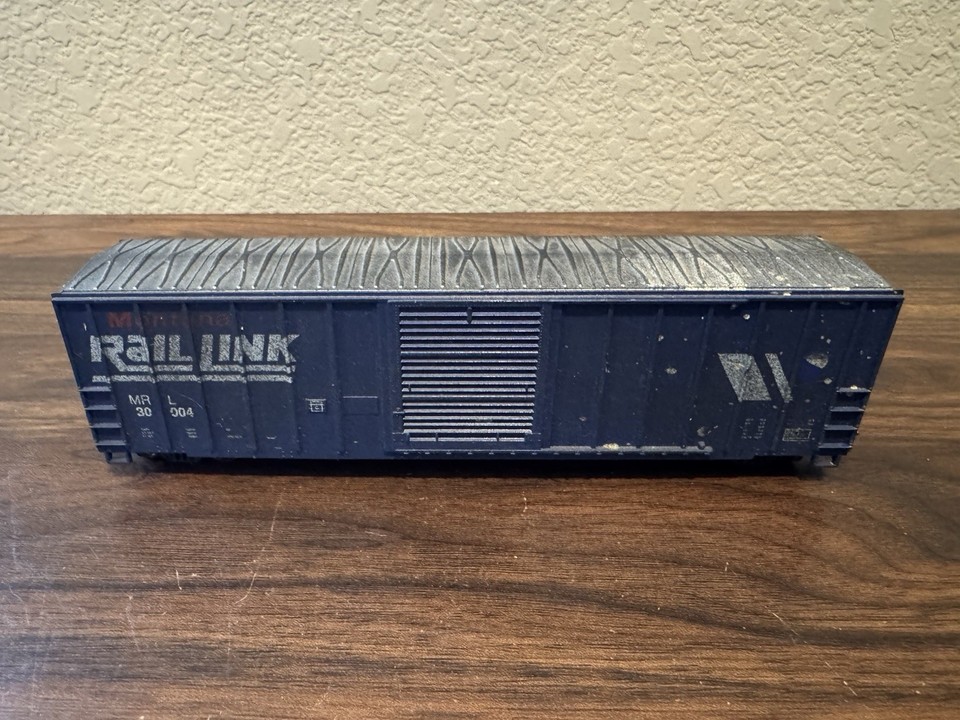 2 Roundhouse HO Scale Montana Rail Link 50’ Box Cars w/EW, KDs & Diff ...