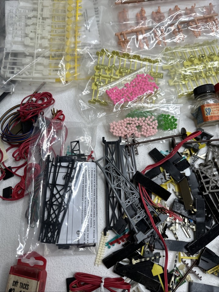 Lot of Vintage Mixed HO N O SCALE MODEL TRAIN PARTS ACCESSORIES | eBay