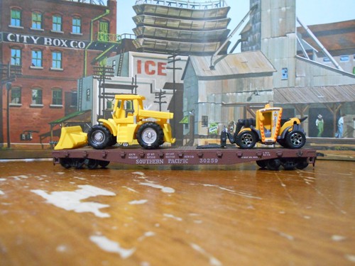 HO Scale Southern Pacific Flat Car with Front End Loader & Off- Road ...