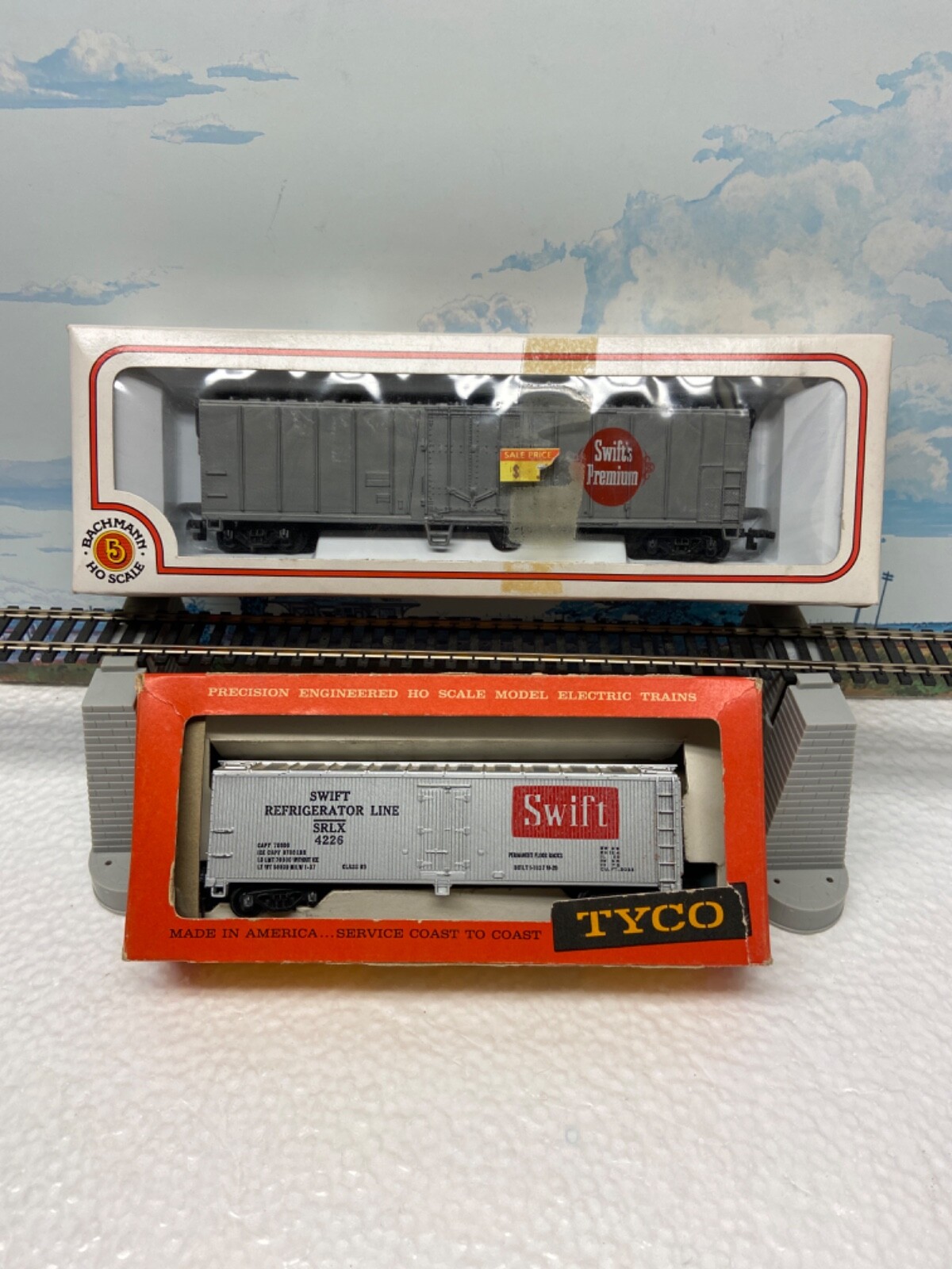 HO BACHMANN 51' SWIFT STEEL REEFER & TYCO SWIFT REFRIGERATOR ...