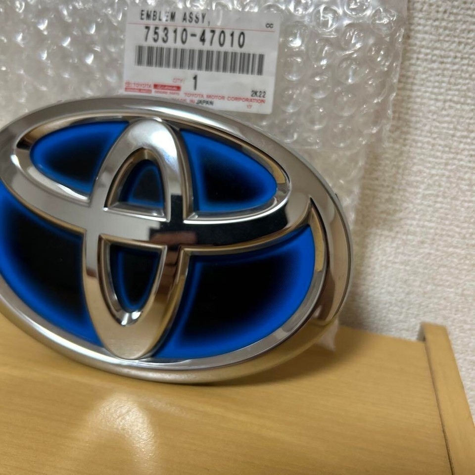 Genuine Toyota Front Grille Emblem 75310-47010 Prius New | eBay