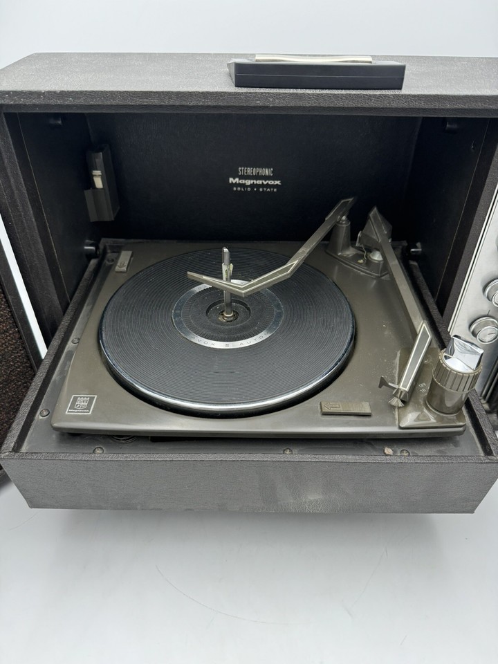 Vintage Magnavox Automatic Solid State Stereophonic Portable Turntable ...