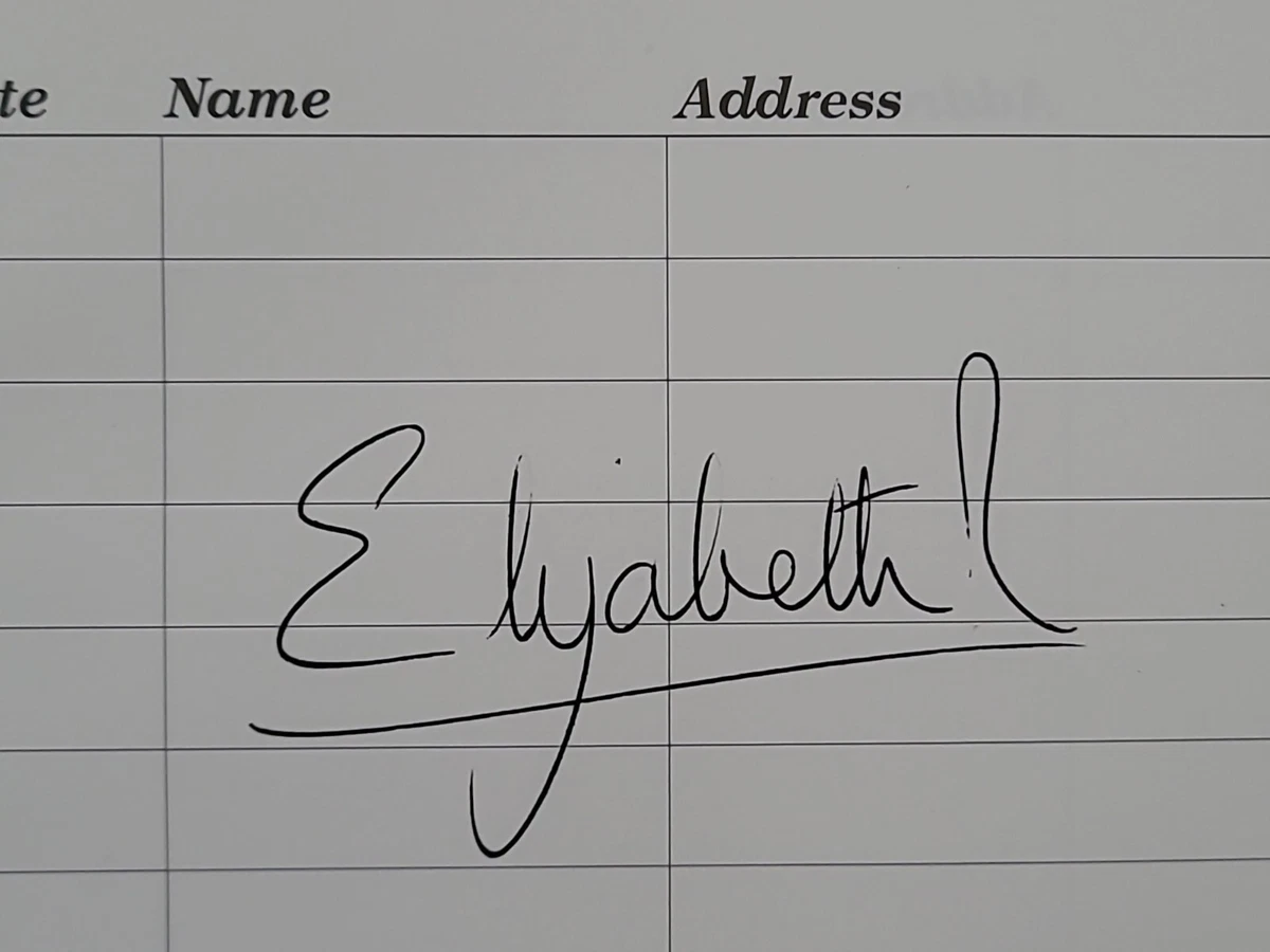 Queen Elizabeth 2 Signature
