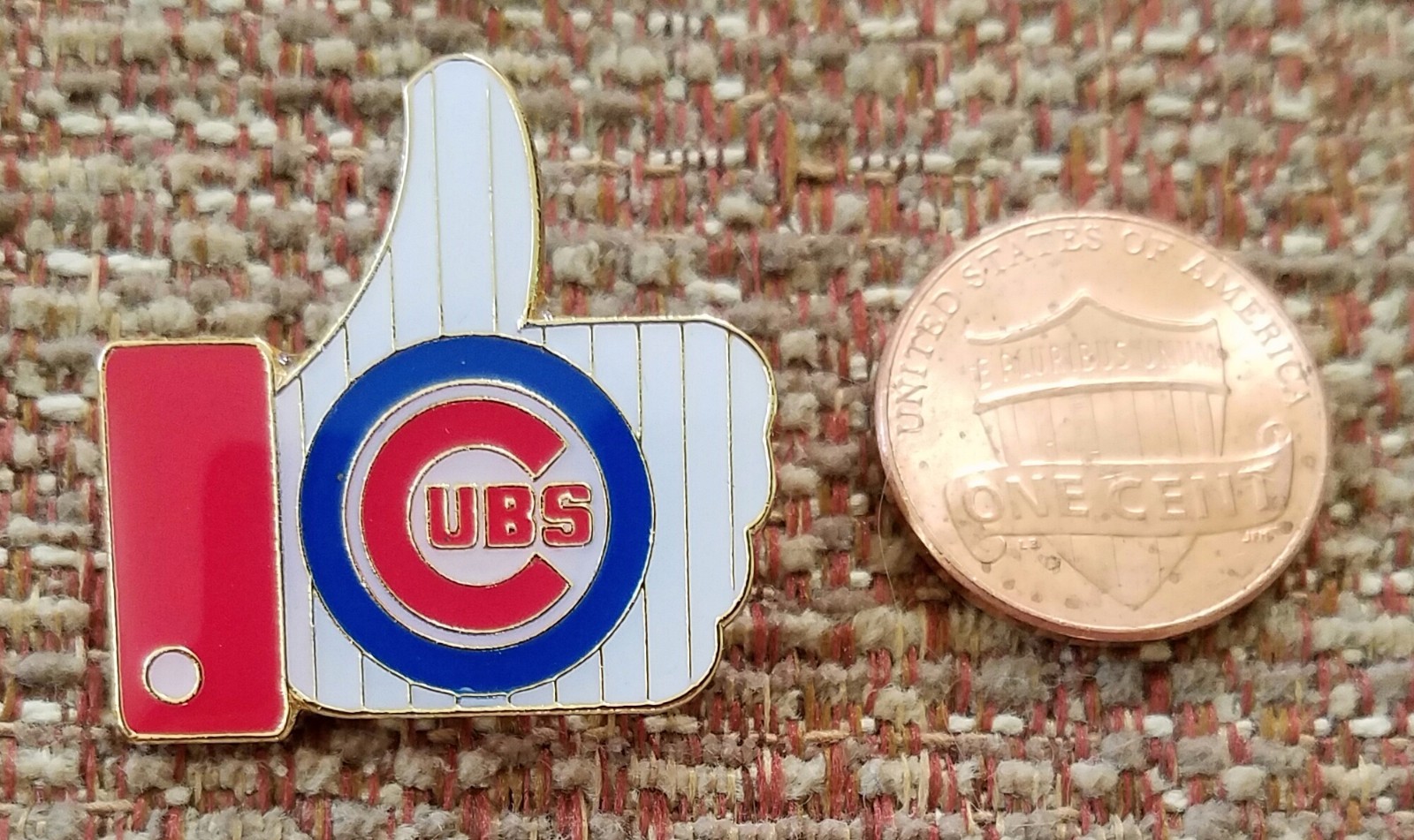 CHICAGO CUBS "LIKE" Thumbs Up Lapel PIN | eBay