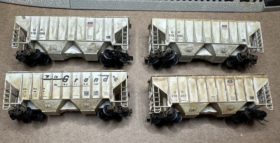 4 Unimate N Scale 2 Bay Covered Hoppers 3 Union Pacific & 1 Rio Grande ...