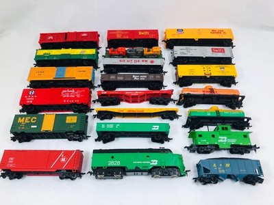 Huge Lot Of 20 HO Scale Box, Freight Cars Lifelike Tyco Bachman +1 Loco ...
