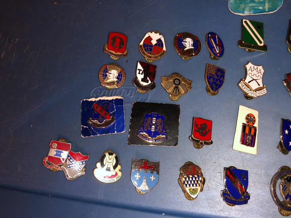45 Different US MILITARY Distinctive Insignia DIs Unit Crest Pins Lot ...