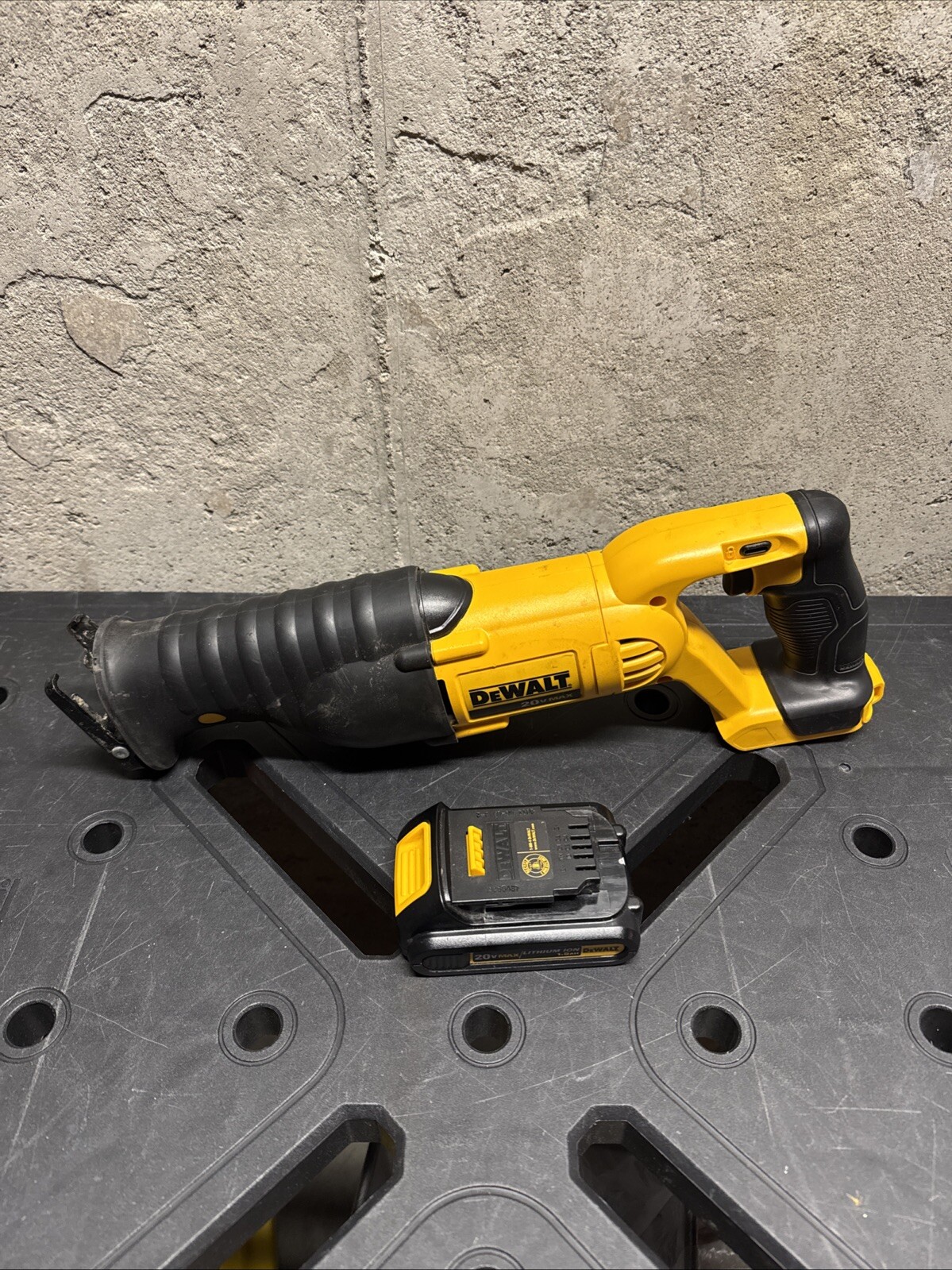 DEWALT RECIPROCATING SAW DCS380 W/BATTERY 20V MAX INCLUDED TESTED ...