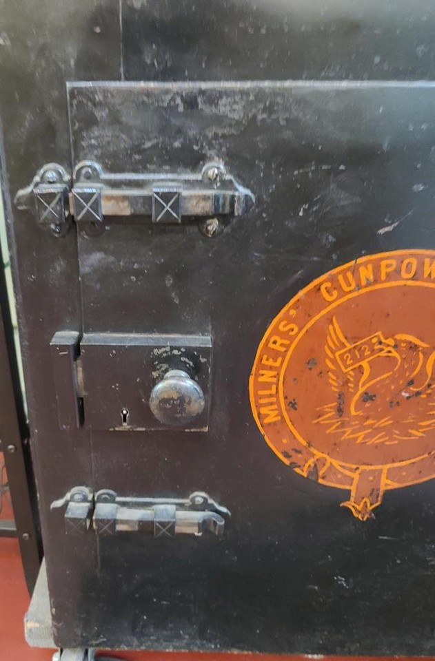 Antique Milner's Gunpowder & Magazine Safe - 1860-1890 - OLD ...