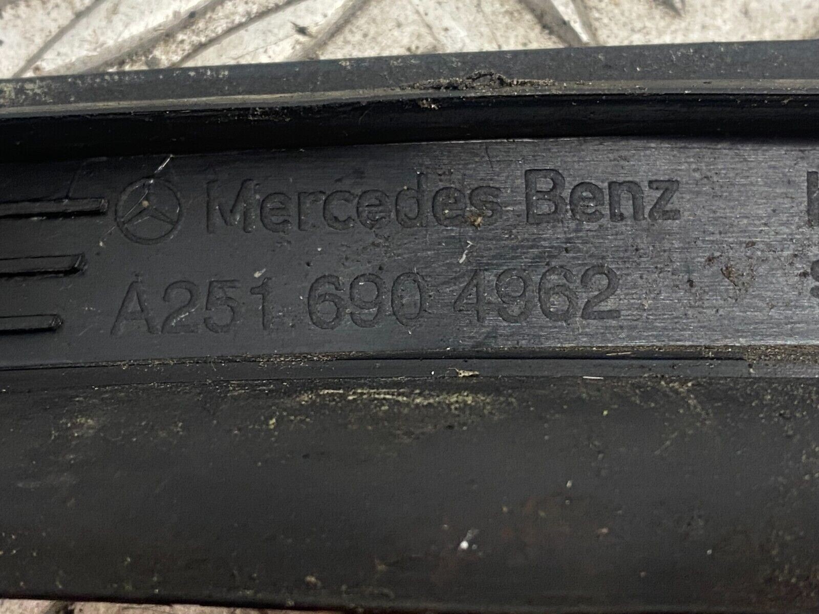 2008 MERCEDES BENZ R-CLASS FRONT LEFT PASSENGER SIDE WINDSCREEN TRIM ...
